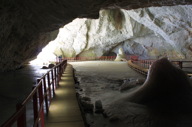 Pestera Scarisoara : Epoca de Gheata din Muntii Apuseni | Centrul de ...