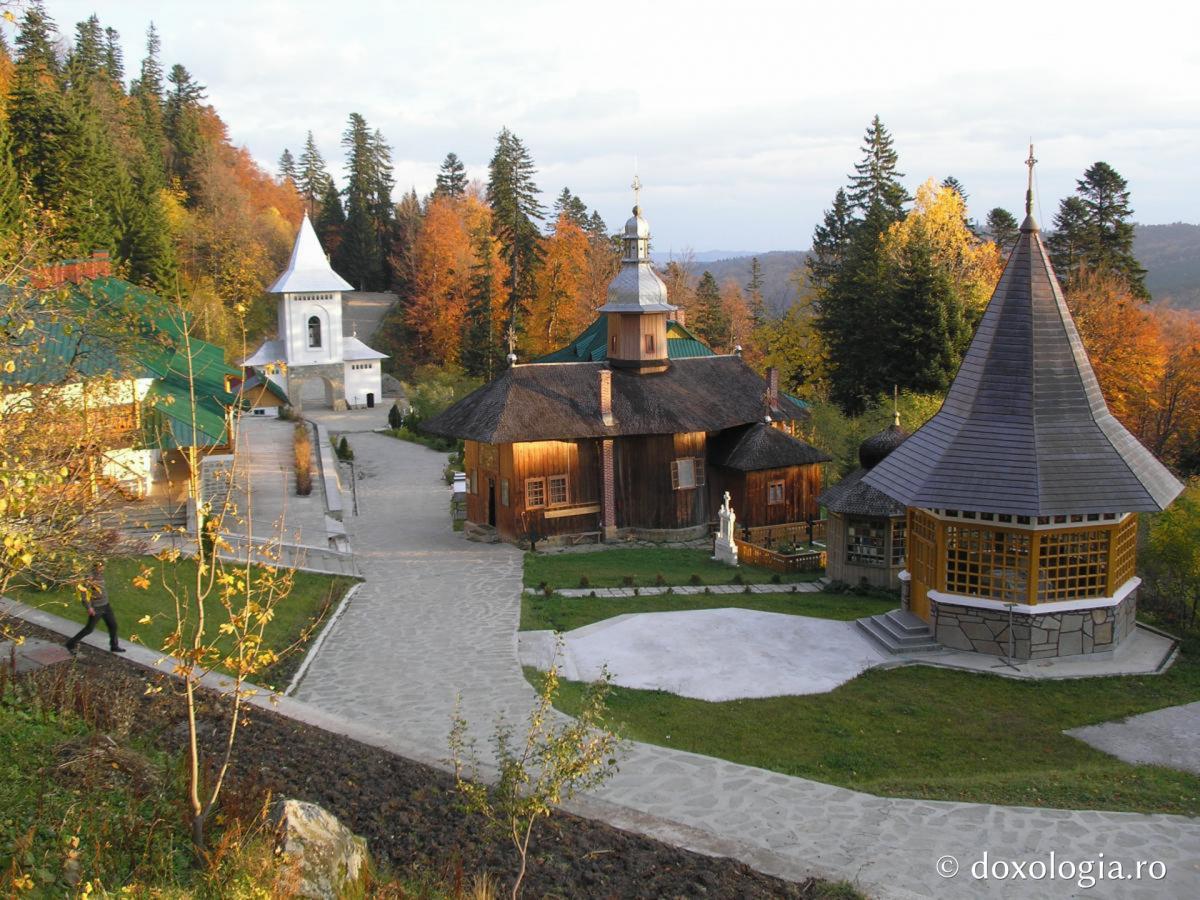 Peștera Sf. Teodora de la Mănăstirea Sihla | Centrul de pelerinaj "Sf ...