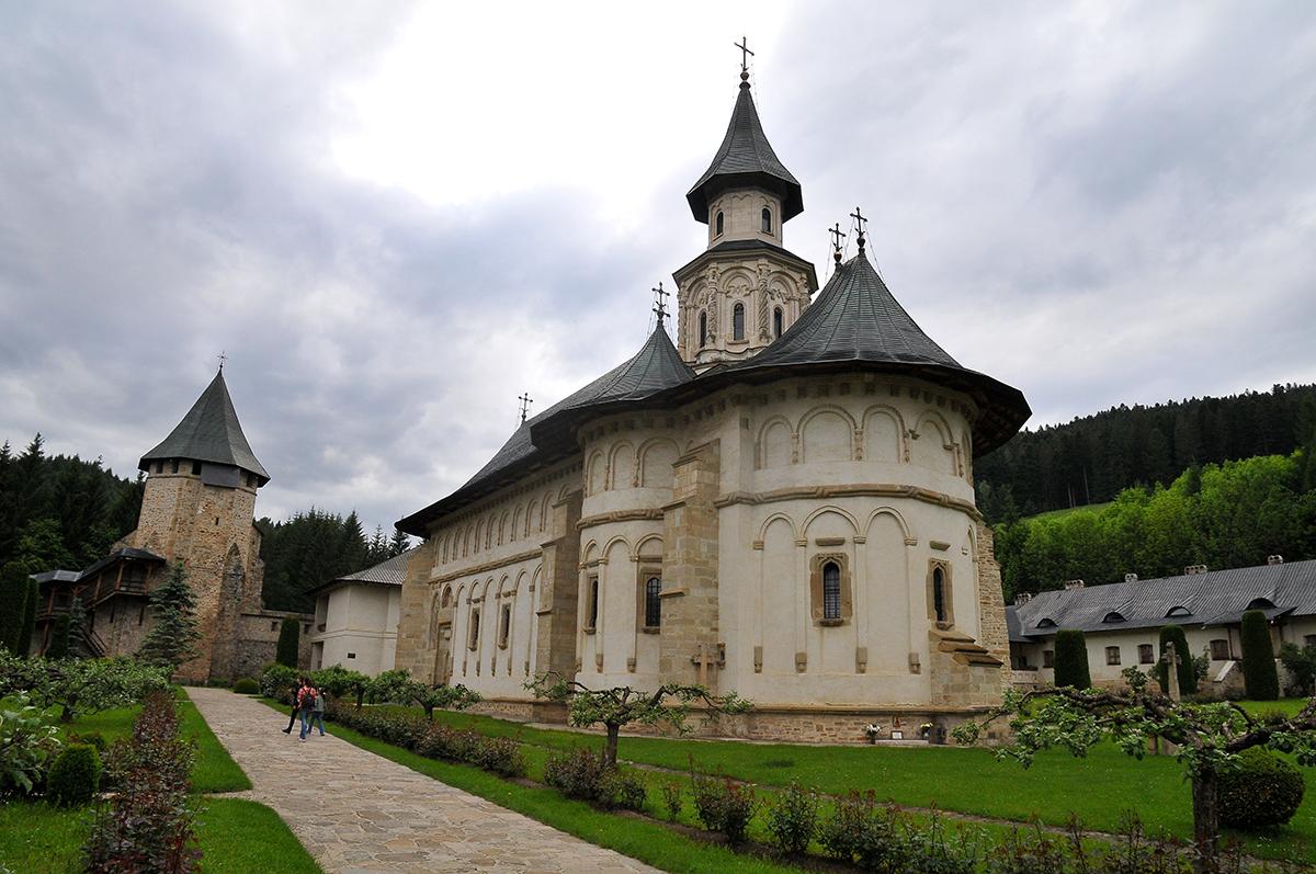 Sărbătoarea Adormirii Maicii Domnului – hramul Mănăstirii Putna ...